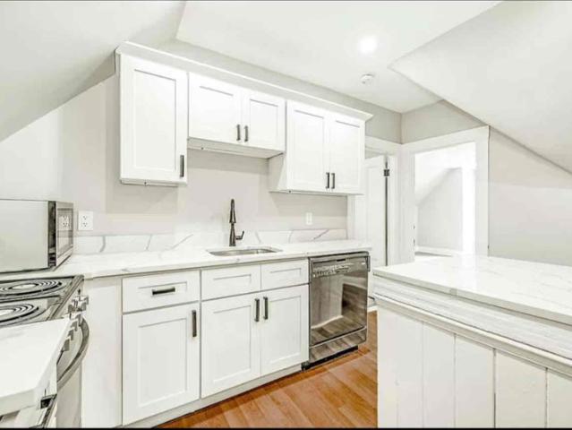 Mint 3rd floor unit! Utilities included!