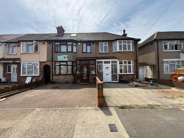Minterne Waye, Hayes UB4 4 bed detached house to rent £3,200 pcm £738 pw