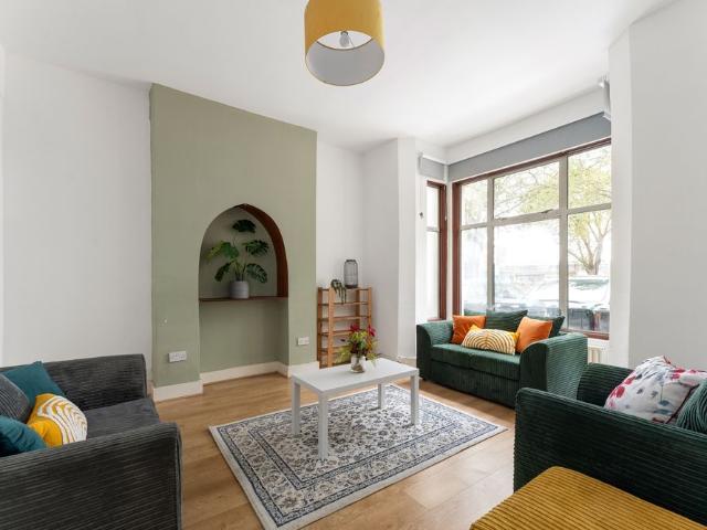 Minutes away from Turnpike Lane Tube Station Room 5