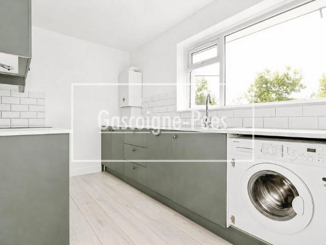 Minchin Close, Leatherhead, KT22 2 bed maisonette to rent £1,750 pcm £404 pw