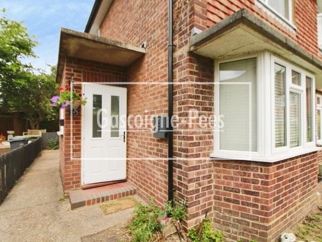 Minchin Close, Leatherhead KT22, 2 bed maisonette to rent, £1,750 pcm | PrimeLocation