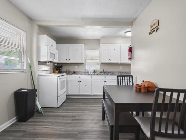 Mini FridgeTVDeskChair in ALL rooms| Great Neighb