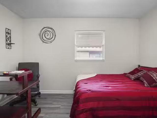 Mini Fridge/TV/Desk/Chair in ALL rooms Great Neighborhood G.