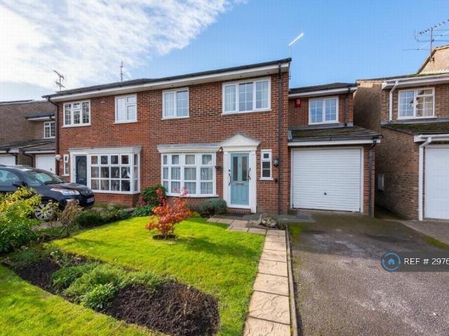 Minley Close, Farnborough, GU14 4 bed semi detached house to rent £2,195 pcm £507 pw