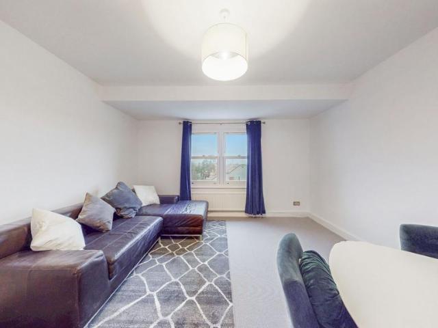 Minster Road, London NW2 2 bed flat to rent £2,700 pcm £623 pw