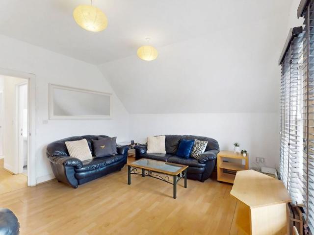 Minster Road, London NW2, 3 bed flat to rent, £2,700 pcm | PrimeLocation