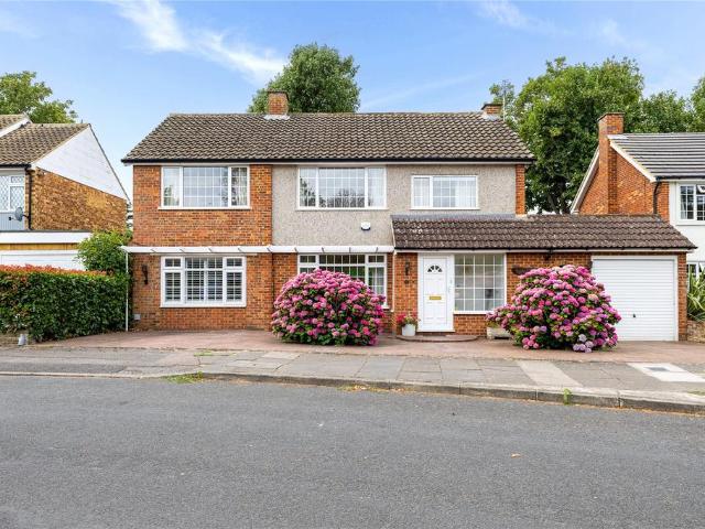 Minsterley Avenue, Shepperton. 5 bed detached house to rent £3,500 pcm £808 pw