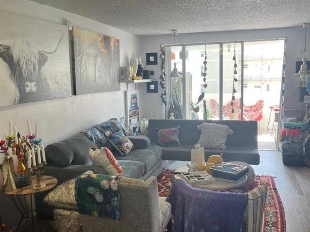 Miami Beach room available!