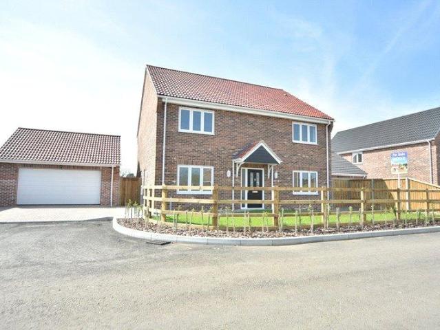 Mias Way, Beck Row, Bury St Edmunds. 4 bed detached house to rent £2,800 pcm £646 pw