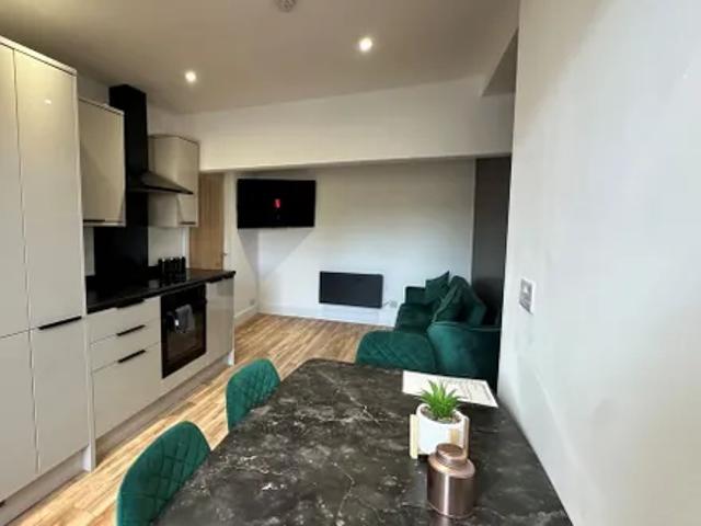 Michael Chung & Co The Quadrant, Stretford, M32 8GR, United Kingdom | 3 bed apartment for rent #166334117 | Rentberry