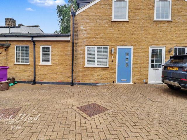 Michael Close, London 2 bed terraced house to rent £2,750 pcm £635 pw