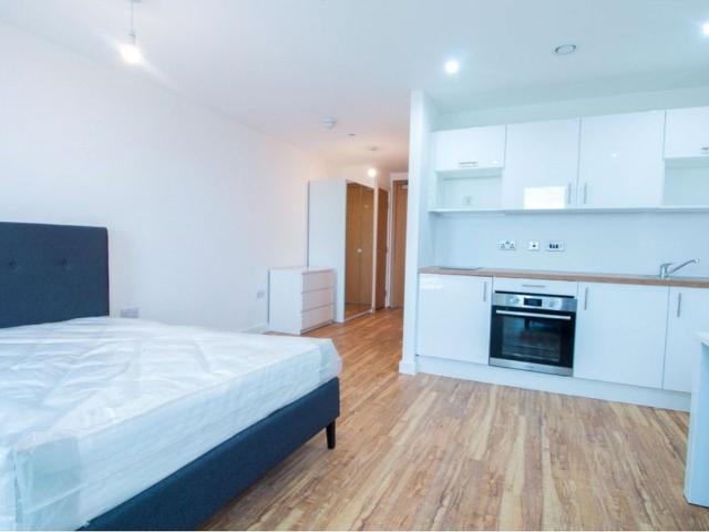 Michigan Point Tower B, 11 Michigan Avenue M50, 1 bed flat to rent, £875 pcm | PrimeLocation