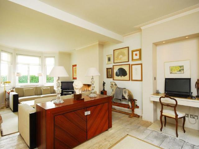 Micklethwaite Road, Fulham Broadway. 3 bed house to rent £5,200 pcm £1,200 pw