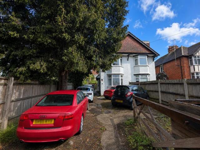 Micklefield Road, High Wycombe 4 bed semi detached house to rent £2,100 pcm £485 pw