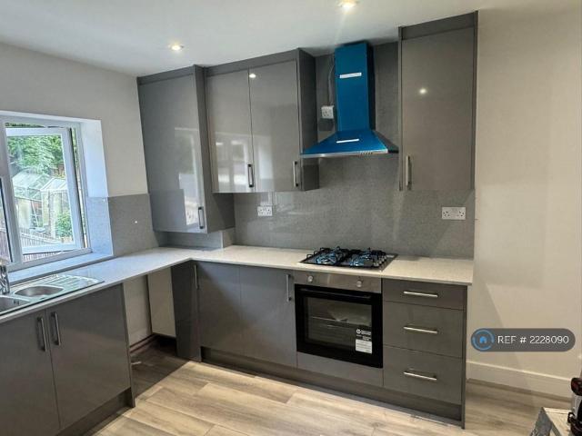 Micklefield Road, High Wycombe, HP13 3 bed flat to rent £1,800 pcm £415 pw