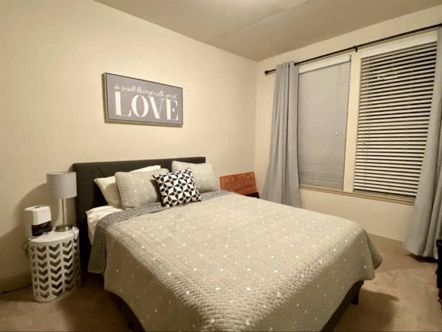 Midtown private bedroom & bathroom