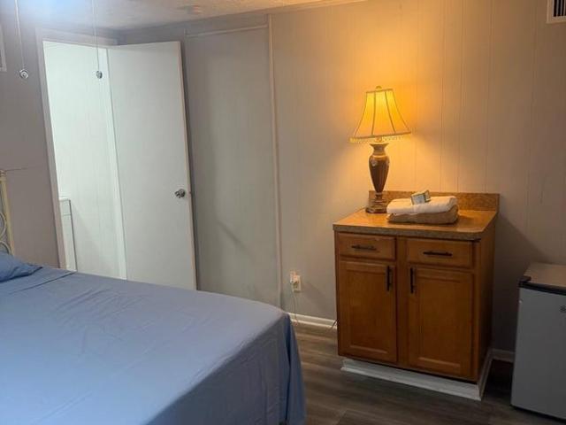 MidWestside Home, a 4 minute walk to transit stop