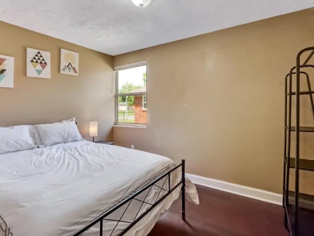 MidWestside Home, Spacious Bedrooms, Tons of Windo