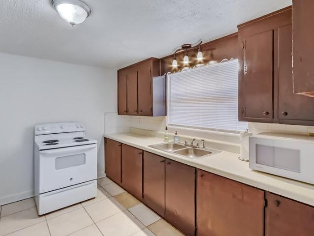 MidWestside Home, Spacious Bedrooms, Tons of Windo