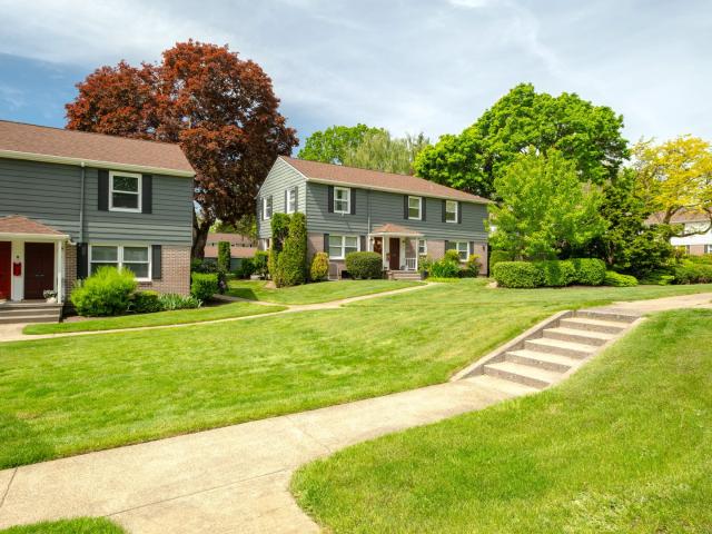 Mid Century Townhouse in Cedar Hills with Modern Amenities!