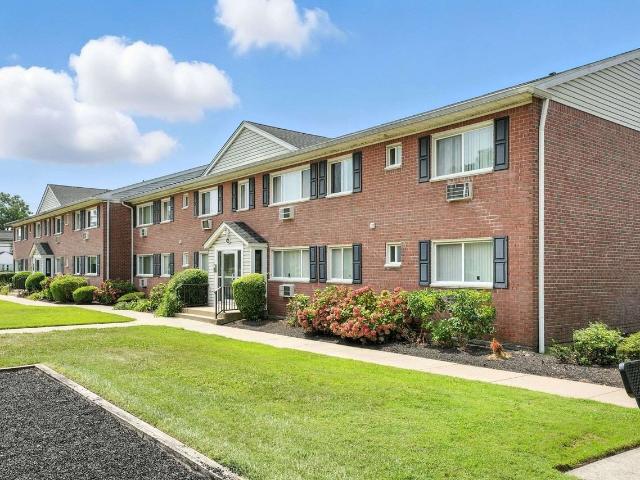 Mid Island Apartments 2 Bedroom Apartment for Rent at 35 Penataquit Ave, Bay Shore, NY 11706 Bay Shore