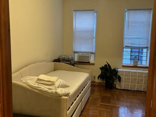 Mid sized sunny room available