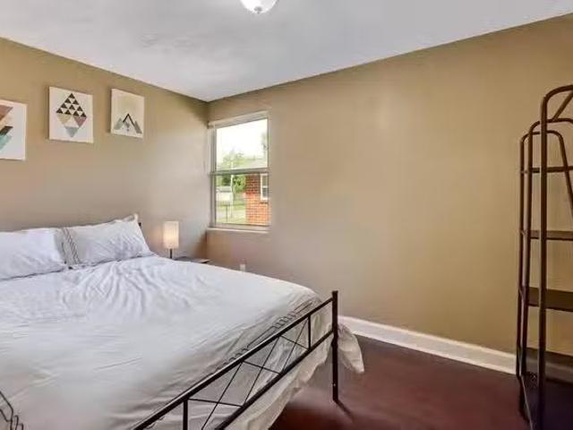 Mid Westside Home, Spacious Bedrooms, Tons of Windows, Don't M.