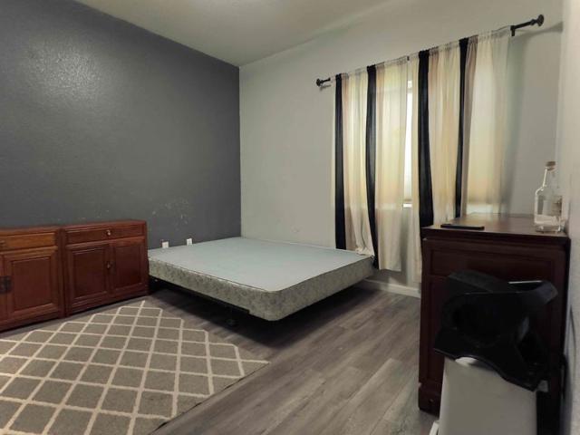 Mid Wilshire room with parking