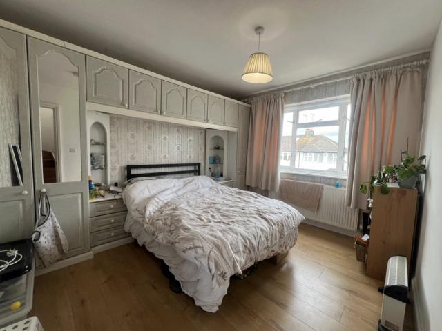 Middleton Avenue, Greenford UB6 3 bed flat to rent £1,990 pcm £459 pw
