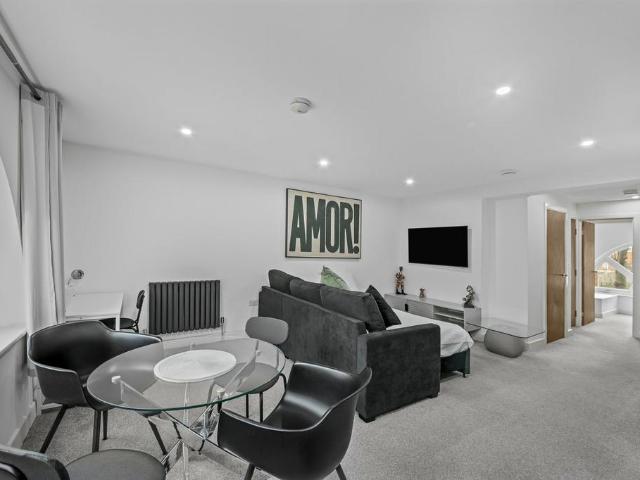 Middleton Drive, London, SE16 1 bed flat to rent £2,000 pcm £462 pw