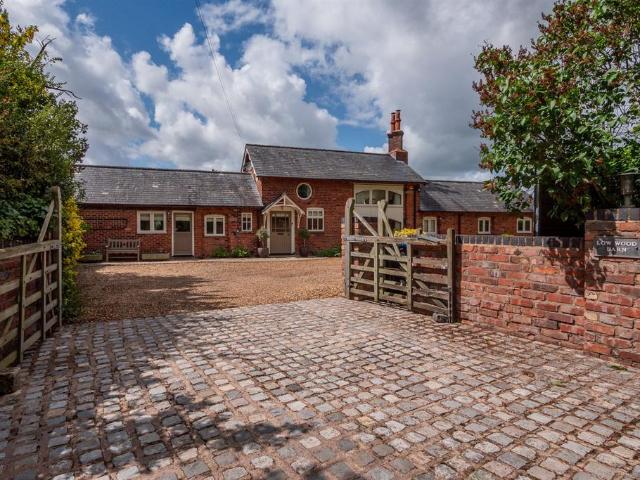 Middlewich Road, WA16 3 bed barn conversion to rent £4,500 pcm £1,038 pw
