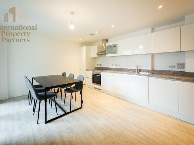 Middlewood Plaza, Craven Street, Salford M5, 3 bed flat to rent, £2,200 pcm | PrimeLocation