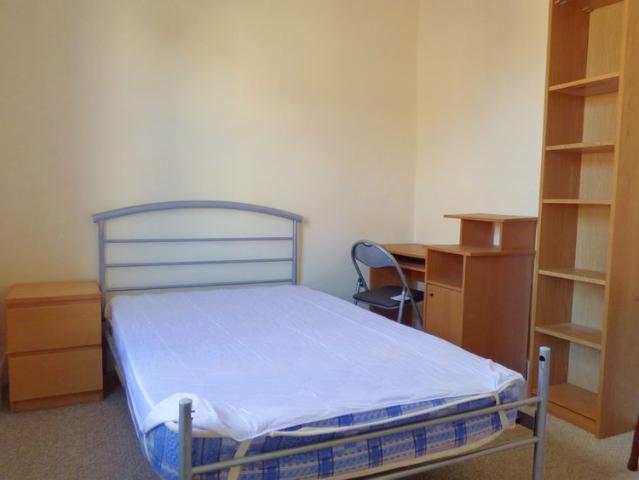 Middle Bedroom Room 3, First Floor Flat 92 Cowley Road, Oxford OX4 1JE