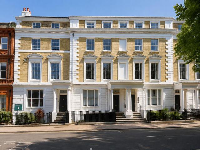 Middle Floor Flat, Southgate Street. 2 bed apartment to rent £1,750 pcm £404 pw