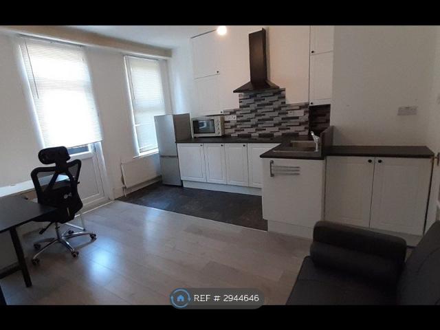 Middle Floor, London N18, 1 bed flat to rent, £1,400 pcm | PrimeLocation