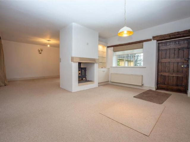 Middle Hill, Broadway. 2 bed terraced house to rent £1,895 pcm £437 pw
