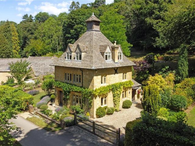 Middle Hill, Broadway. 2 bed detached house to rent £3,500 pcm £808 pw