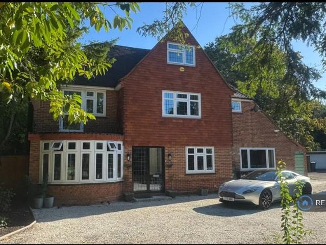 Middle Hill, Egham, TW20 4 bed detached house to rent £3,700 pcm £854 pw