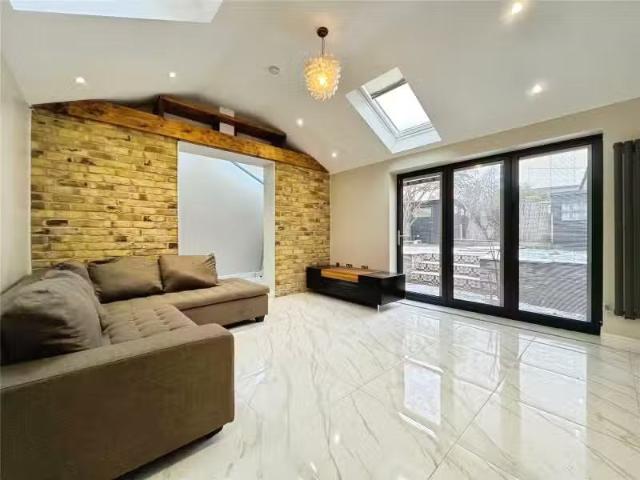 Middle Hill, Egham, Surrey, UK, TW20 0JQ