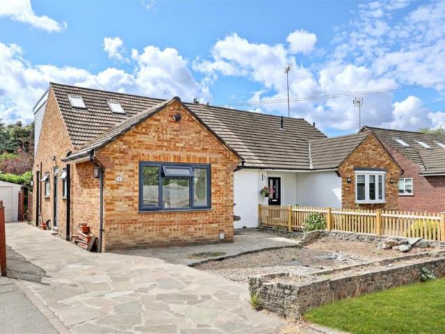 Middle Street, Nazeing, Waltham Abbey 4 bed semi detached bungalow to rent £2,750 pcm £635 pw