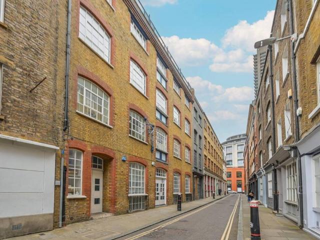 Middle Street, Barbican, London, EC1A 4 bed flat to rent £8,017 pcm £1,850 pw