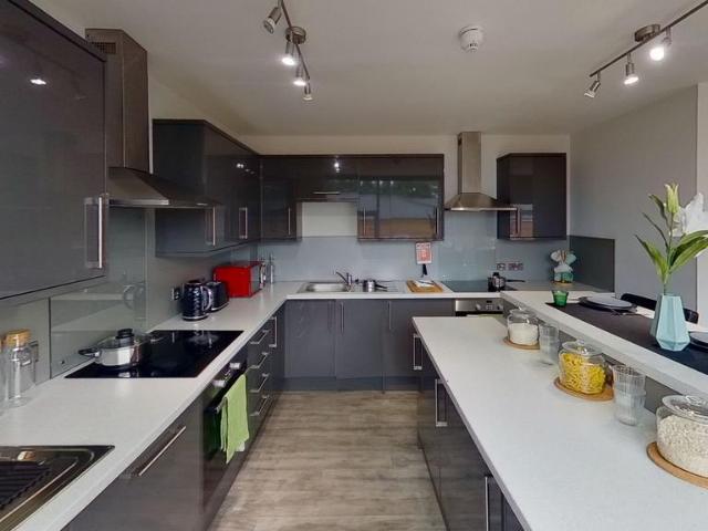Middle Street, Beeston, Nottingham. 8 bed flat to rent £4,680 pcm £1,080 pw