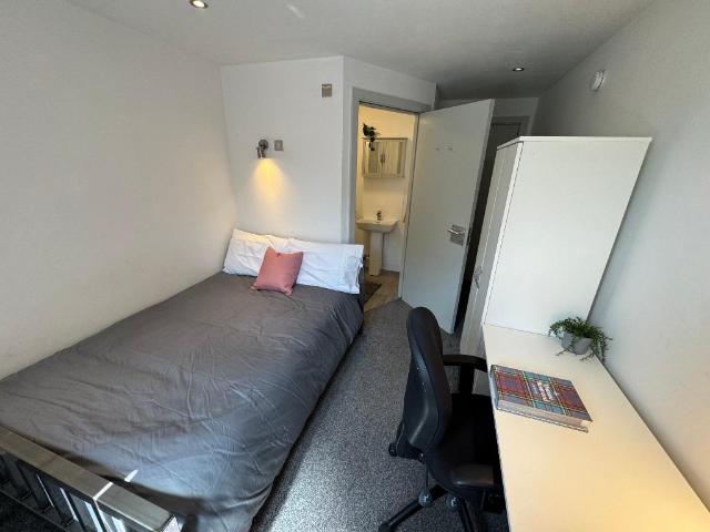 Middle Street, Beeston NG9 5 bed flat to rent £2,925 pcm £675 pw