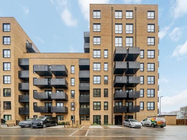 Middle Road, Hanwell W7, 2 bed flat to rent, £2,300 pcm | PrimeLocation