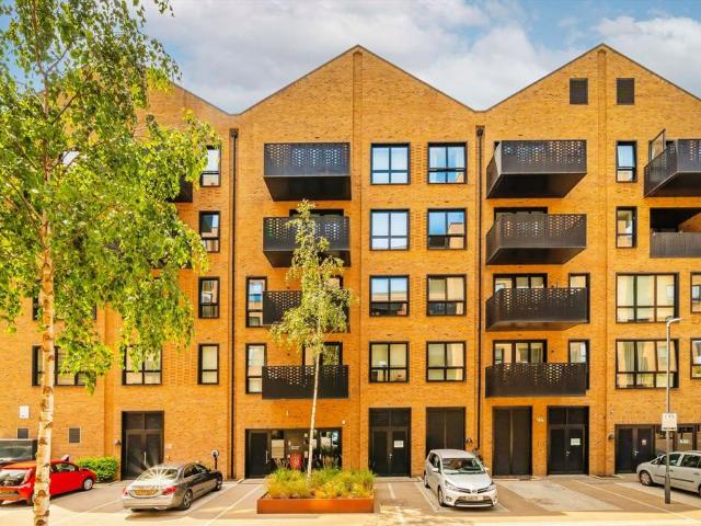 Middle Road, London W7 1 bed flat to rent £2,100 pcm £485 pw
