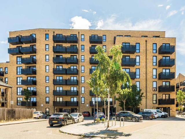Middle Road, London W7 2 bed flat to rent £2,450 pcm £565 pw