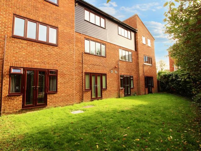 Middlefield, Hatfield AL10, 1 bed flat to rent, £1,100 pcm | PrimeLocation
