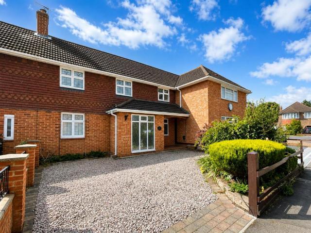 MIDDLEMEAD ROAD, BOOKHAM, KT23 2 bed semi detached house to rent £2,150 pcm £496 pw