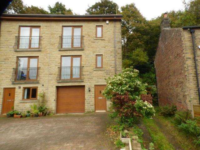Midgrove Lane, Delph OL3 4 bed mews to rent £1,550 pcm £358 pw