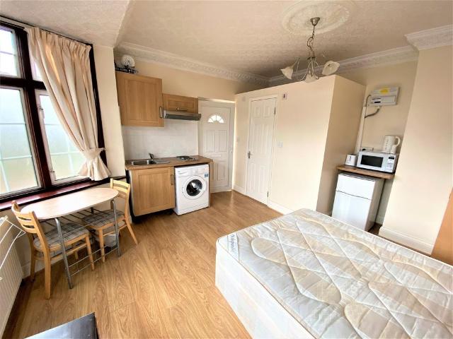 Midholm, Wembley HA9 Studio to rent £1,200 pcm £277 pw